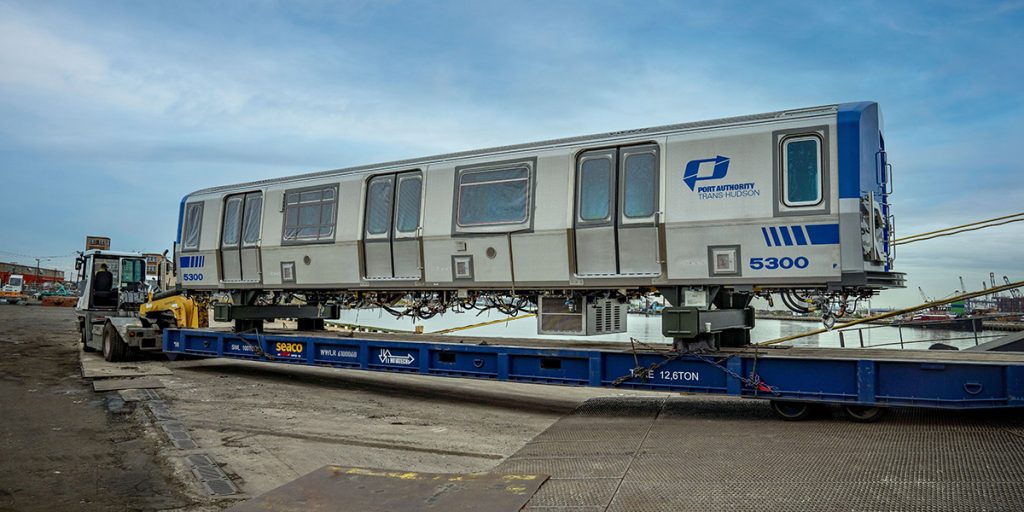 PATH、NWK-WTC線の9両編成化に向けて「PA-5形」新造車両の搬入が開始される – DenshaDex